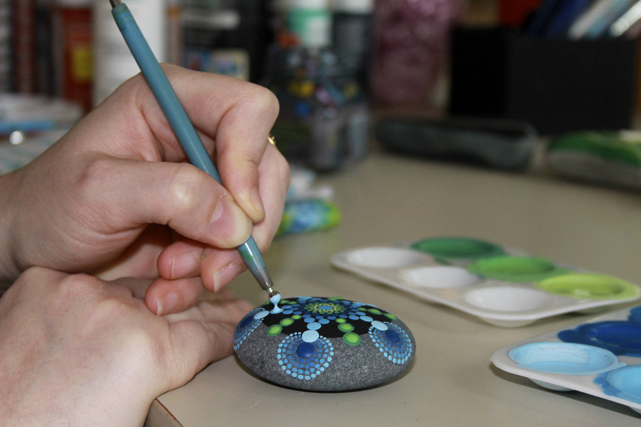 Freeland artist not just dabbling in lots of dots | South Whidbey Record