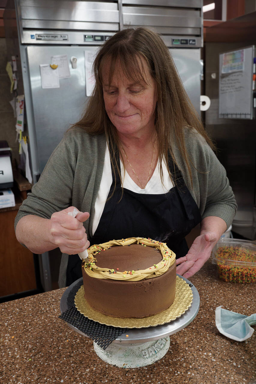 Cake decorators have sweet success at Payless | South Whidbey Record